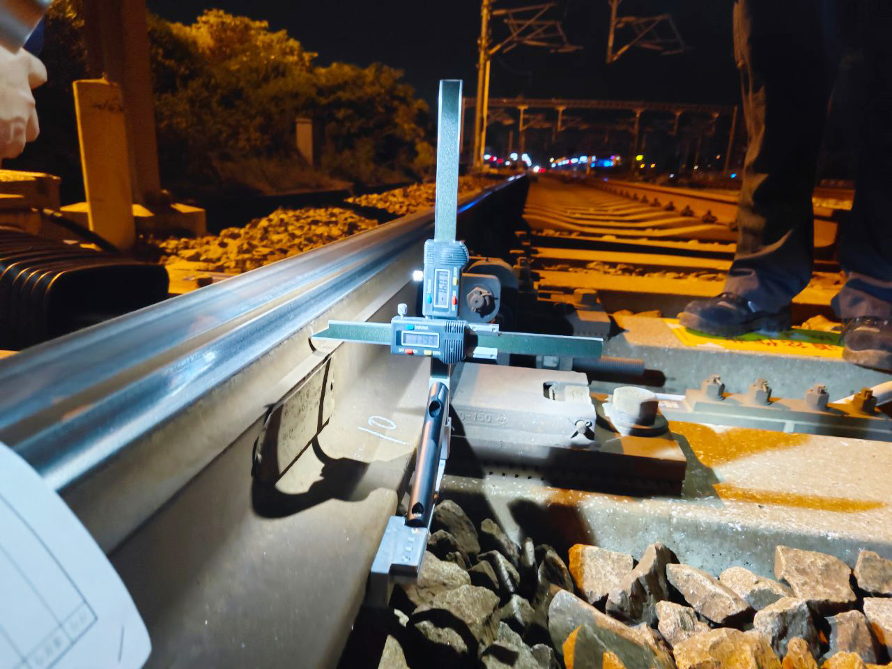 The " Night Traveller” on the railway !-Wuhan Linkage Track Equipment ...